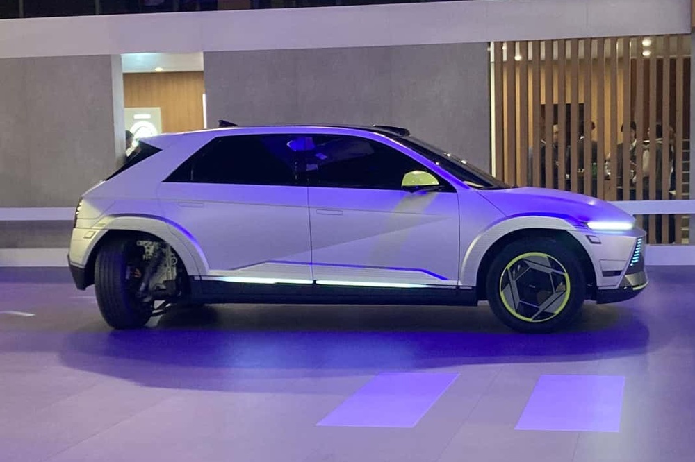 Review EV: Hyundai ra mắt xe điện có thể đi ngang như cua